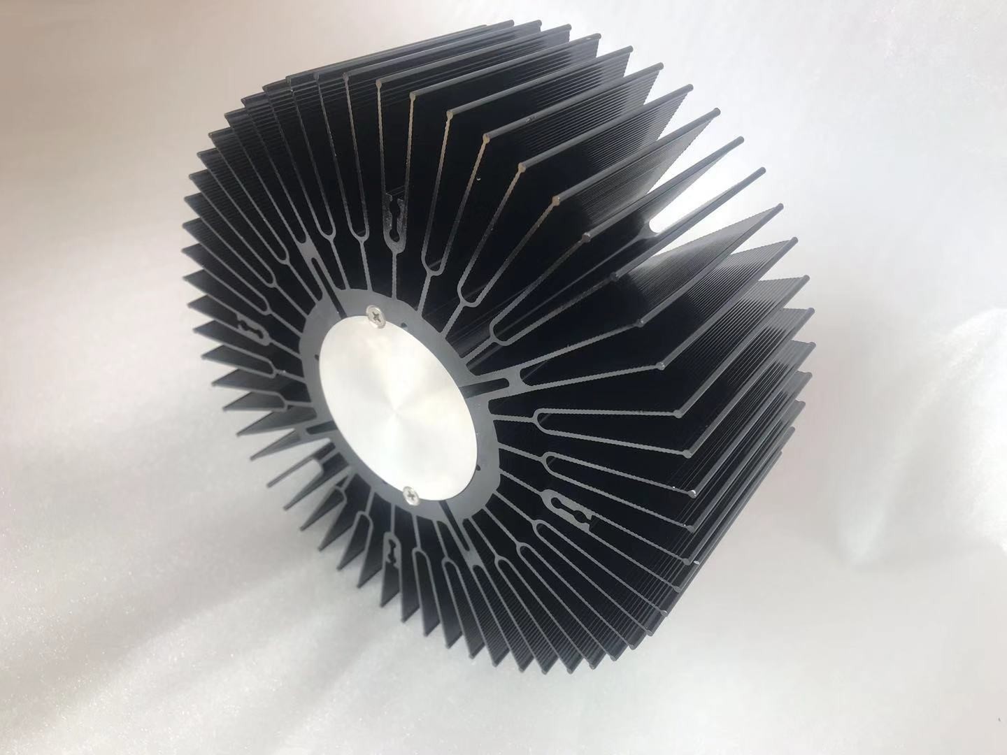 Big size black anodized aluminum extrusion sunflower heatsink skiving ...